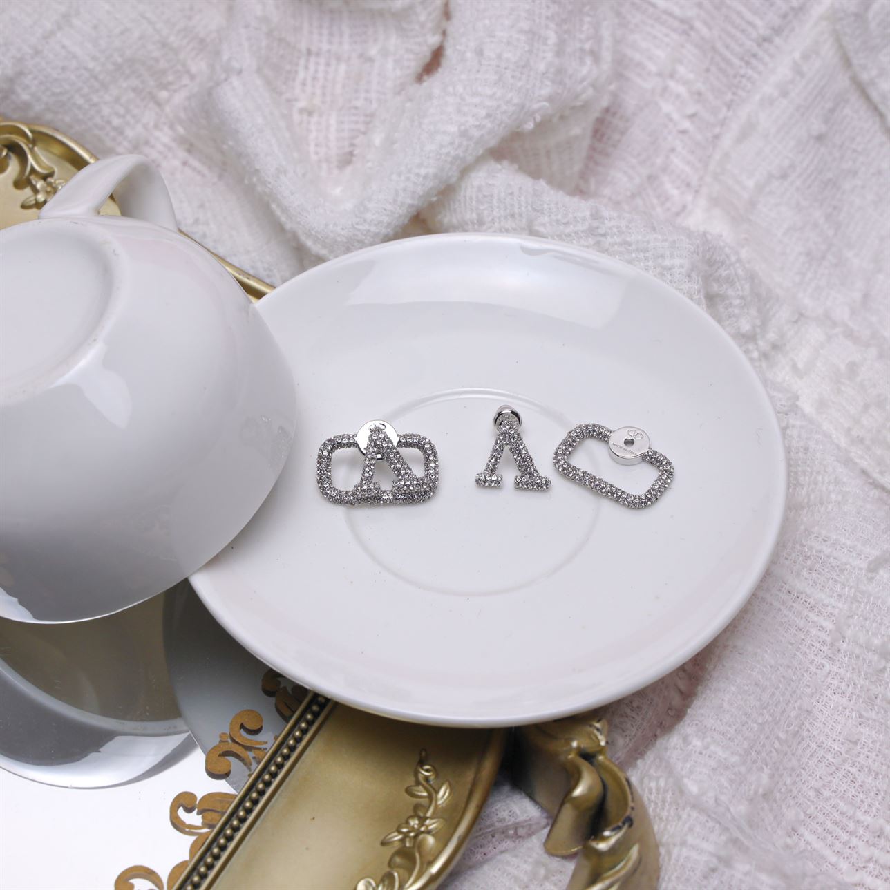 VAL - sm V logo signature earring